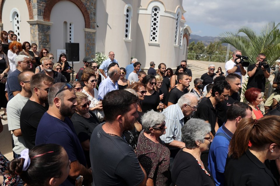 Αντώνης Καργιώτης: Πλήθος κόσμου στην κηδεία του 36χρονου που έριξαν ...