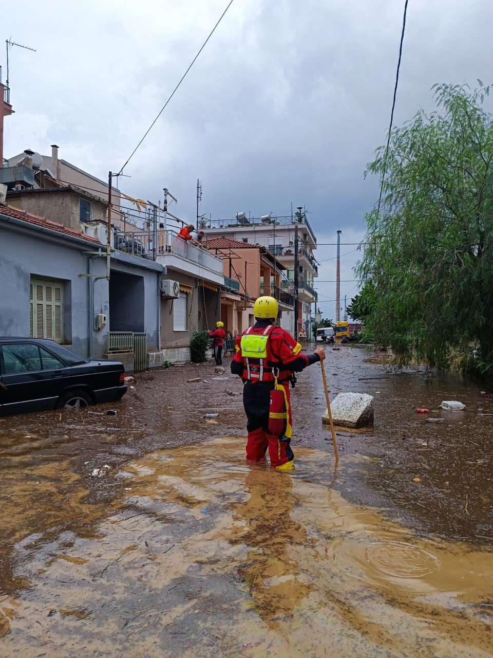 Βόλος: Στη «μάχη» για τη διάσωση εγκλωβισμένων και οι εθελοντές -Τους ...