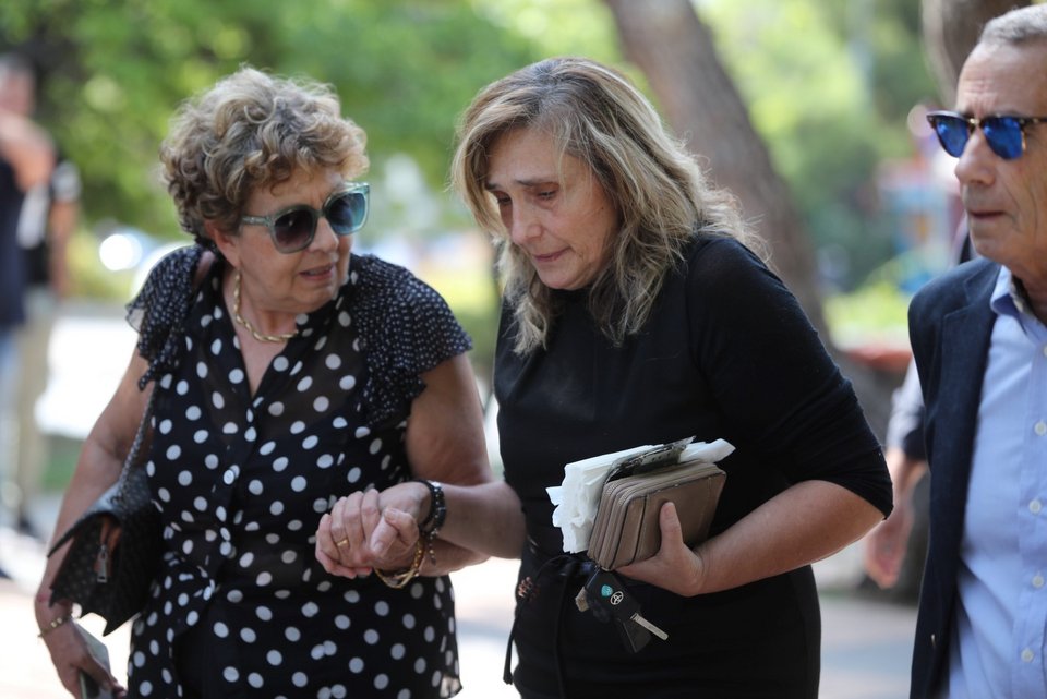 Συντετριμμένες στο τελευταίο «αντίο» η σύζυγος και η κόρη του Γιάννη ...