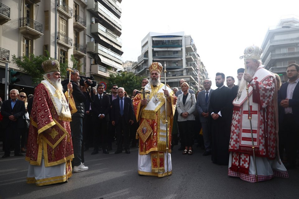 Θεσσαλονίκη: Πλήθος κόσμου στη λιτανεία των λειψάνων του Αγίου ...
