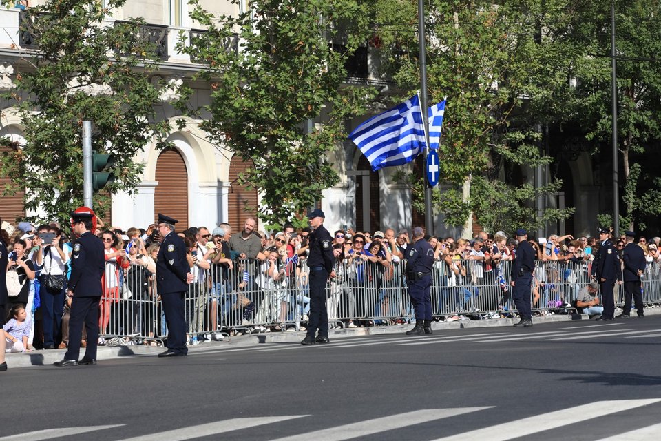 Πλήθος κόσμου χειροκρότησε τη μαθητική παρέλαση στην Αθήνα -Άνοιξε το ...