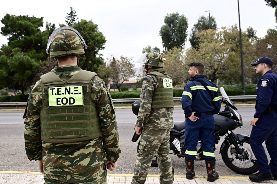 Η στιγμή της εξουδετέρωσης της βόμβας του Β' Παγκοσμίου Πολέμου στην ...