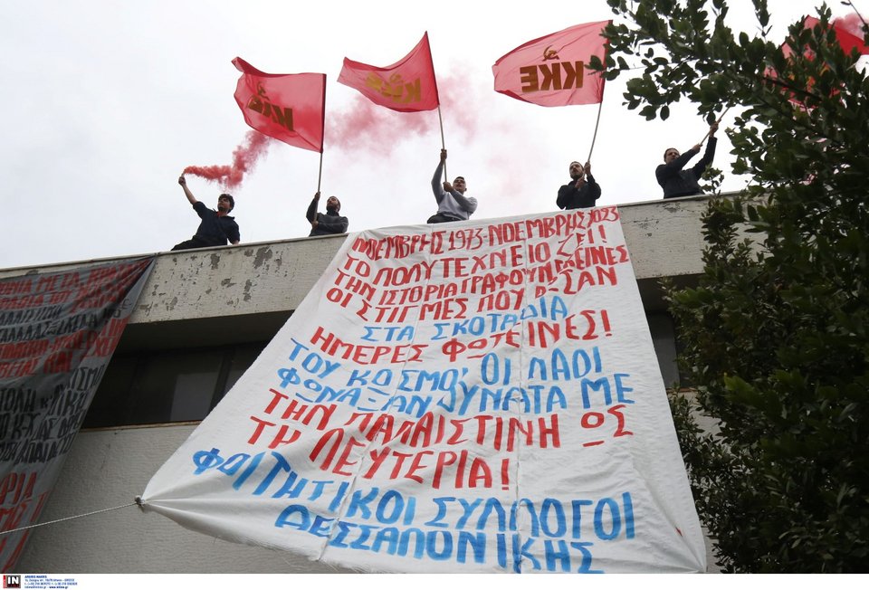 Πολυτεχνείο-Θεσσαλονίκη: Στεφάνια και λουλούδια από πολίτες, φορείς και ...