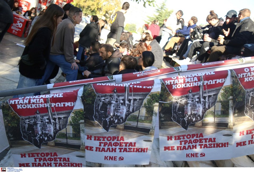 Πολυτεχνείο-Θεσσαλονίκη: Στεφάνια και λουλούδια από πολίτες, φορείς και ...