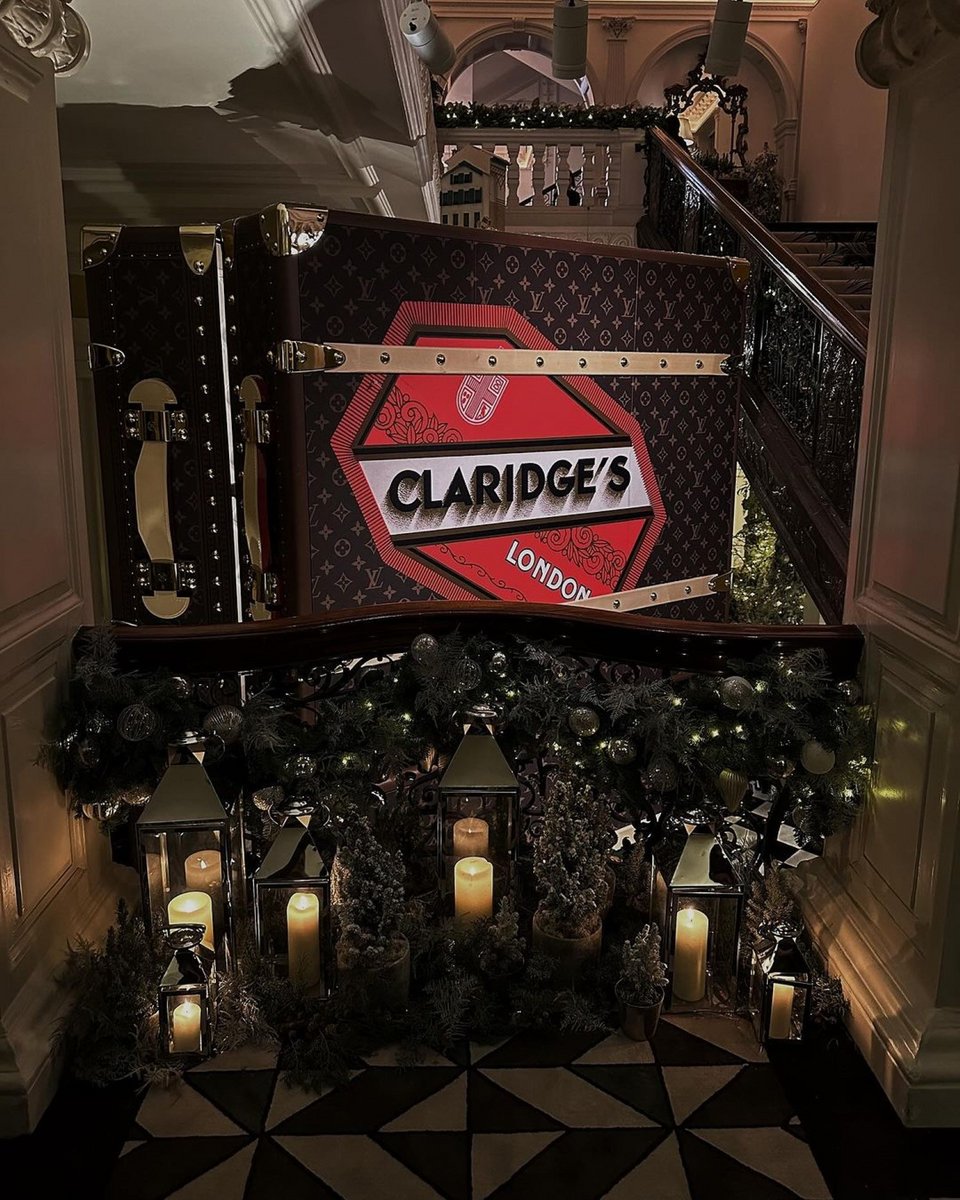 Το χριστουγεννιάτικο δέντρο του ξενοδοχείου Claridge's είναι ένα γλυπτό ...