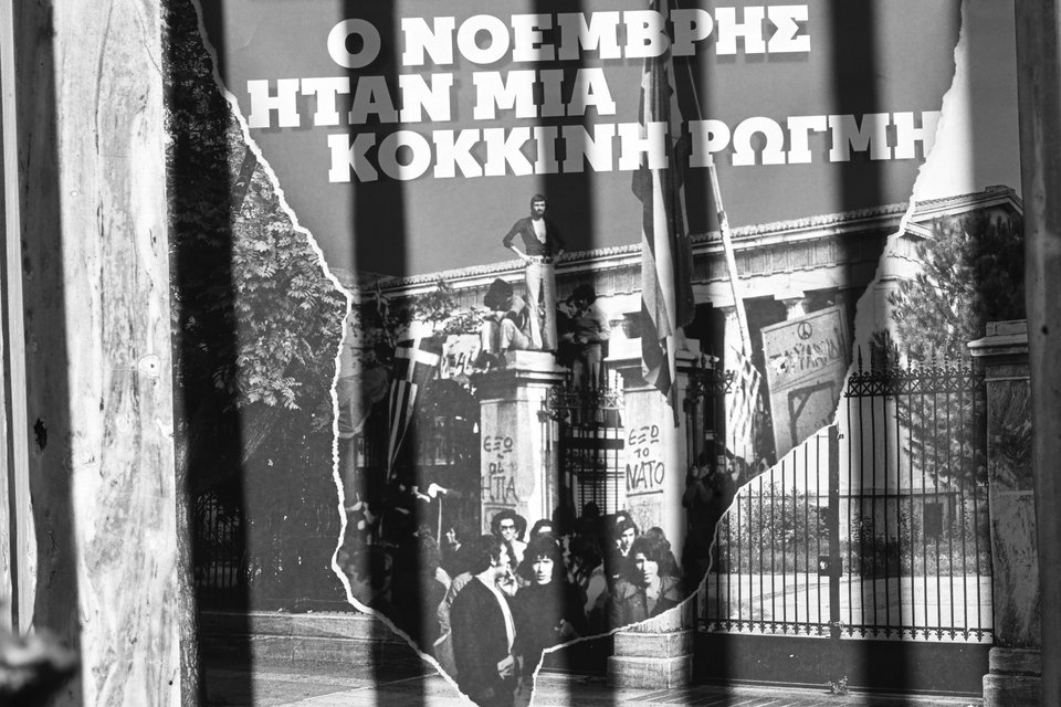 Πολυτεχνείο: Εκατοντάδες πολίτες προσέρχονται από νωρίς -«Ηρθα να αφήσω ...