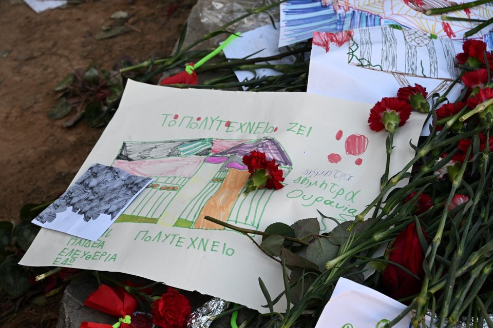 Πολυτεχνείο: Εκατοντάδες πολίτες προσέρχονται από νωρίς -«Ηρθα να αφήσω ...
