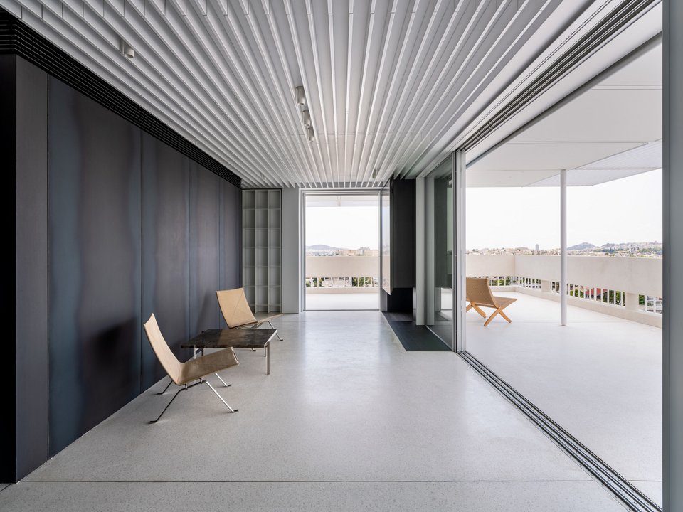 Πώς ένα διαμέρισμα σε πολυκατοικία του '70, στον 13ο όροφο, έγινε ο ορισμός του μίνιμαλ [εικόνες ...