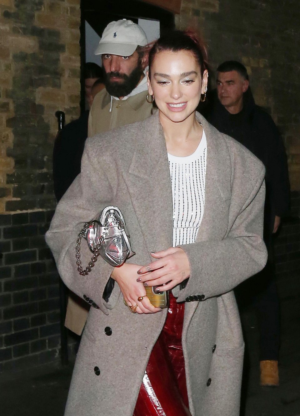 Σπάνια δημόσια εμφάνιση της Dua Lipa με τον Ρομέν Γαβρά -Εκείνη ...