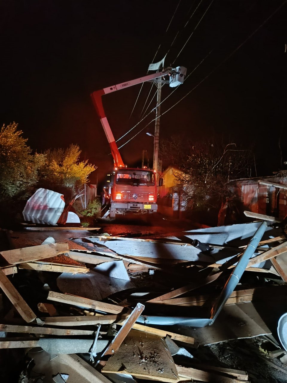 Ανεμοστρόβιλος στη Βάρη διέλυσε σπίτι οικογένειας -Η σκεπή βρέθηκε στα ...