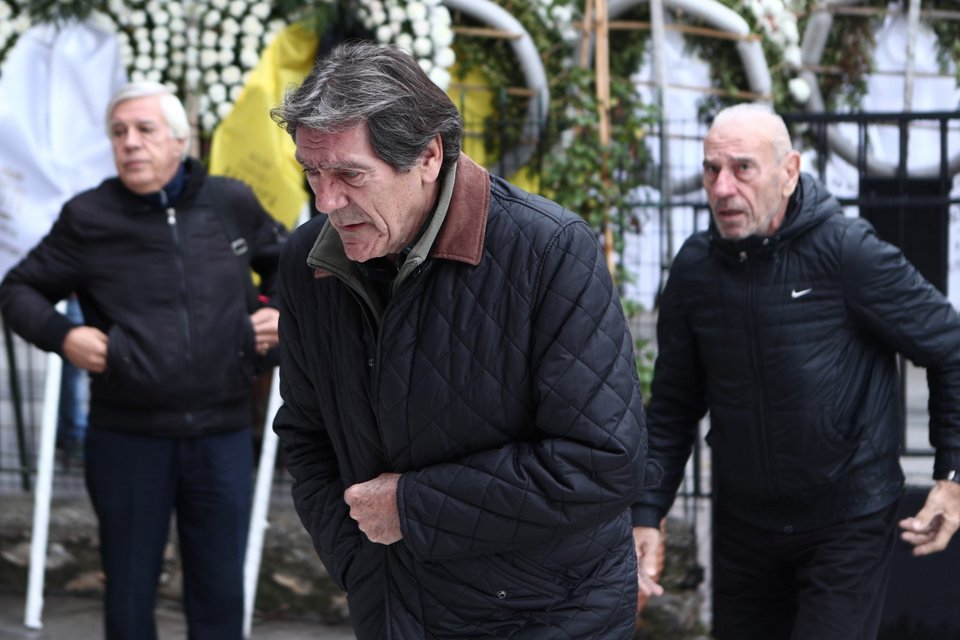 Σε λαϊκό προσκύνημα η σορός του Κώστα Νεστορίδη, πλάι στο γήπεδο της ...