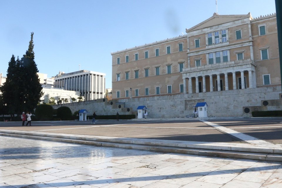 Έρημη το πρωί των Χριστουγέννων η Αθήνα -Άδειοι οι δρόμοι της ...