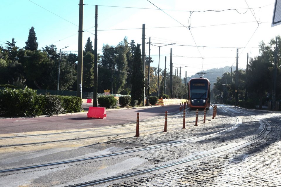 Έρημη το πρωί των Χριστουγέννων η Αθήνα -Άδειοι οι δρόμοι της ...
