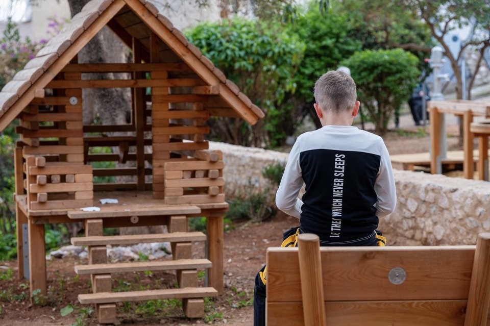 Νέα παιδική χαρά κάτω από την Ακρόπολη: Με ξύλινα παιχνίδια-ρόλων, δεν ...