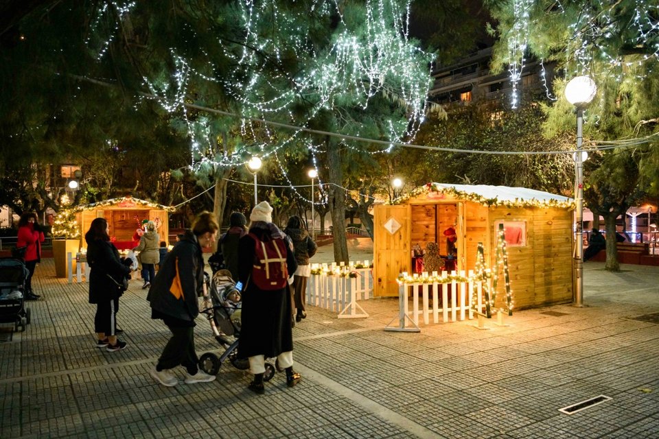 Ανοίγουν 10 χριστουγεννιάτικα χωριά σε γειτονιές της Αθήνας -Πού θα τα ...