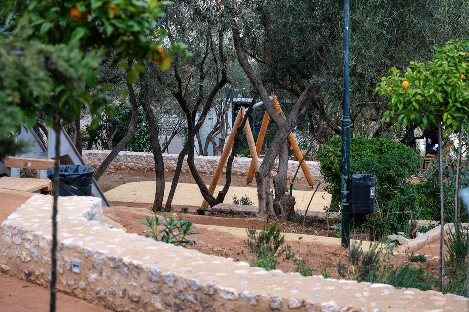 Νέα παιδική χαρά κάτω από την Ακρόπολη: Με ξύλινα παιχνίδια-ρόλων, δεν ...