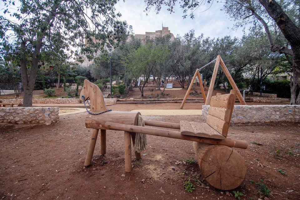 Νέα παιδική χαρά κάτω από την Ακρόπολη: Με ξύλινα παιχνίδια-ρόλων, δεν ...