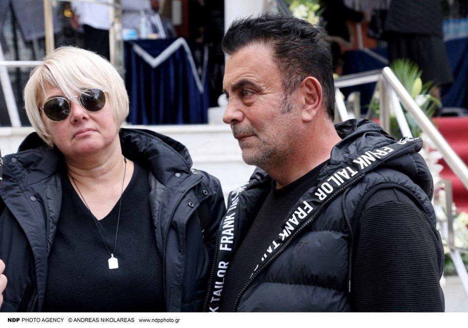 Κηδεία Νίκου Φλωρινιώτη -Συντετριμμένοι ο αδελφός, η αδελφή και η ...