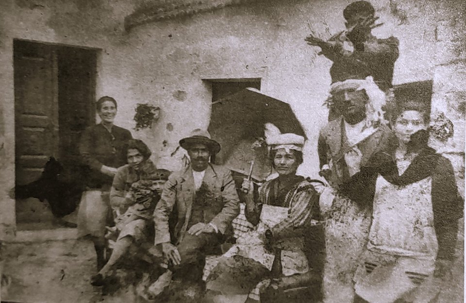 Αποκριά, το έθιμο με τις βαθύτερες ρίζες -Από τον διονυσιασμό στα ξόανα ...