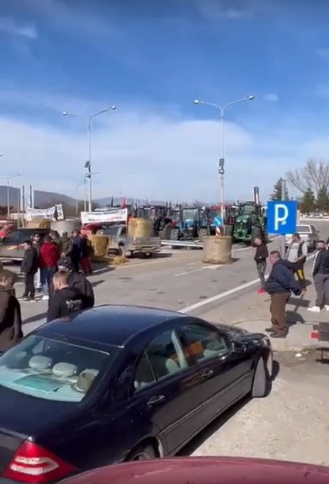 Αγρότες απέκλεισαν το τελωνείο Νίκης -Χωρίς διελεύσεις μέχρι τις 4 το ...