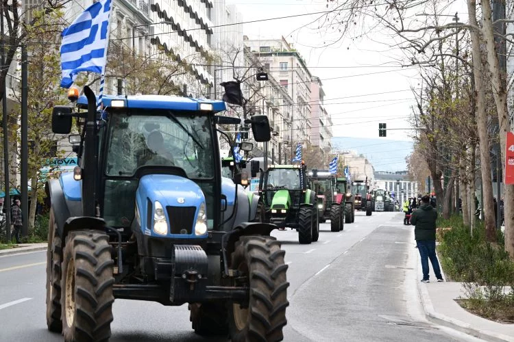 Αποχώρησαν οι αγρότες από το Σύνταγμα: Άνοιξαν οι δρόμοι στο κέντρο ...