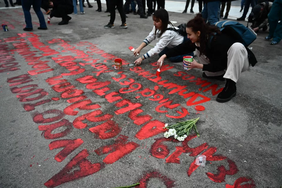 Τέμπη: Οι φοιτητές γράφουν ξανά τα ονόματα των θυμάτων της τραγωδίας ...