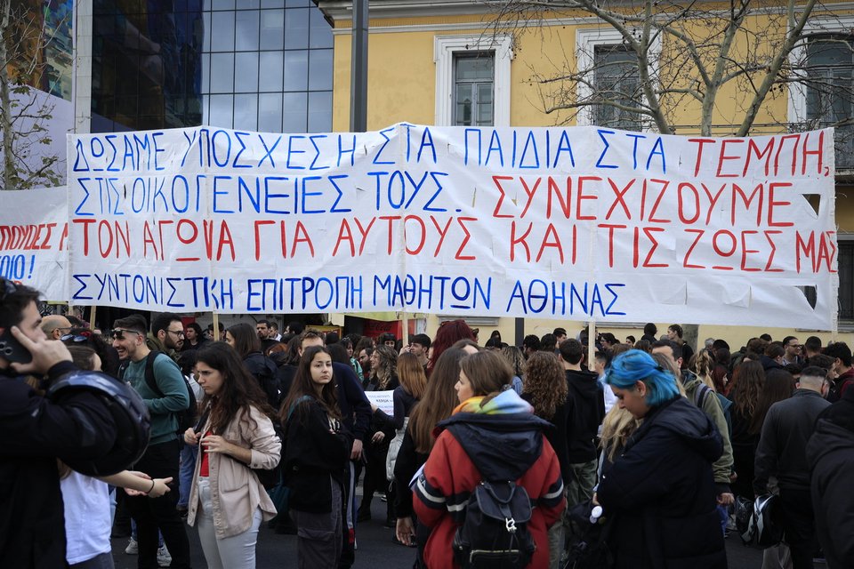 Ολοκληρώθηκε η πορεία για τα Τέμπη: Επεισόδια σε Σύνταγμα, Ομόνοια και ...
