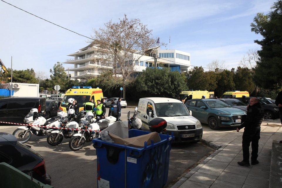 Πυροβολισμοί σε ναυτιλιακή στη Γλυφάδα -Ενας νεκρός και δύο τραυματίες ...