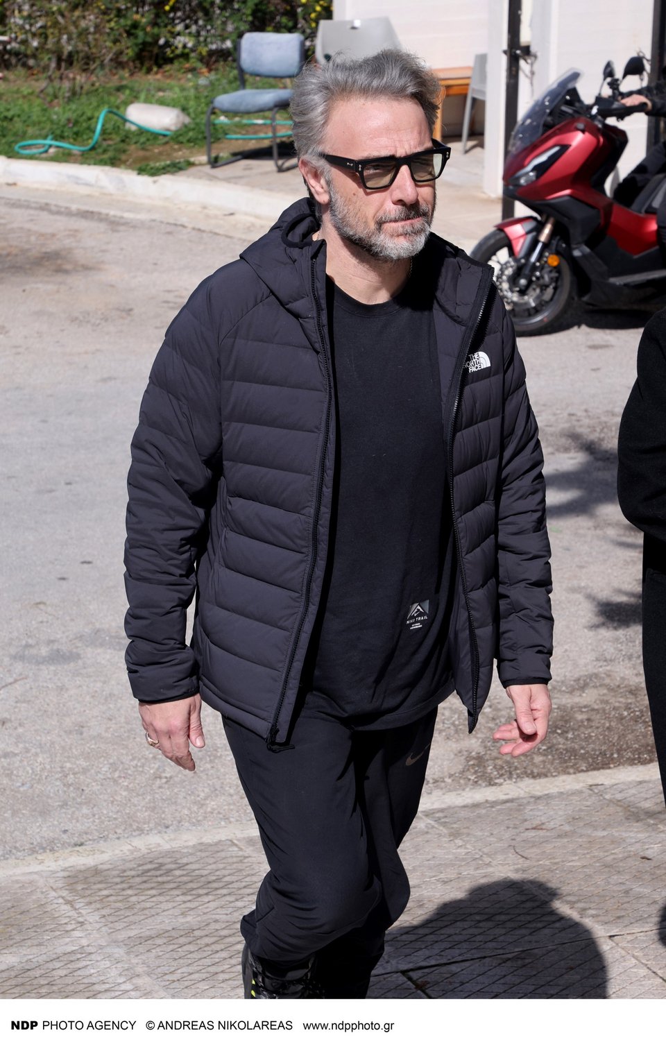 Συγκίνηση στην κηδεία του Ηλία Λογοθέτη: Τον αποχαιρέτησε το ελληνικό ...
