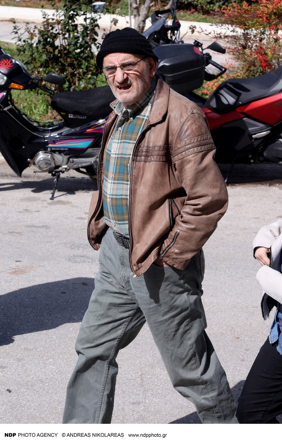 Συγκίνηση στην κηδεία του Ηλία Λογοθέτη: Τον αποχαιρέτησε το ελληνικό ...