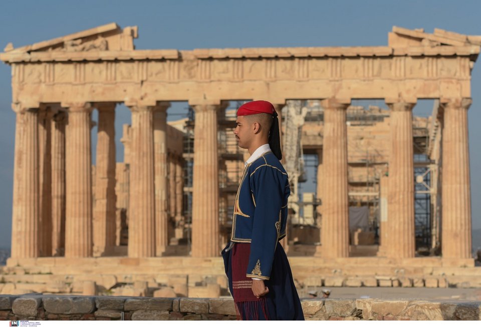 25η Μαρτίου: Δέος και συγκίνηση στην έπαρση της σημαίας στον Ιερό Βράχο ...