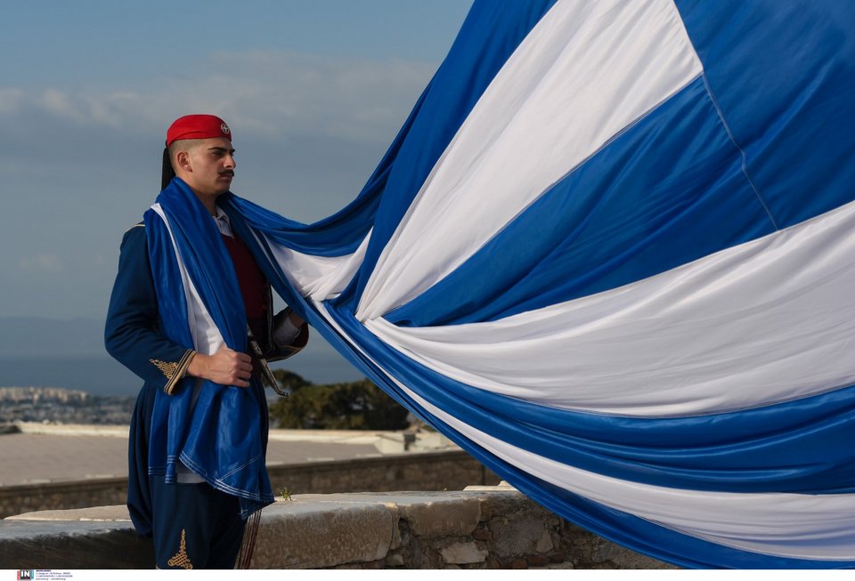 25η Μαρτίου: Δέος και συγκίνηση στην έπαρση της σημαίας στον Ιερό Βράχο ...