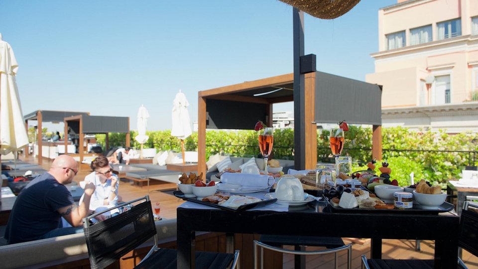 Ούτε Παρίσι ούτε Λονδίνο: Πού βρίσκεται το πιο ωραίο rooftop bar της ...