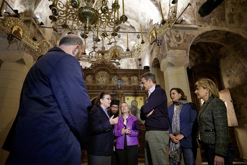 Στα Καλάβρυτα ο Μητσοτάκης: Επισκέφθηκε οινοποιείο και την Ιερά Μονή ...