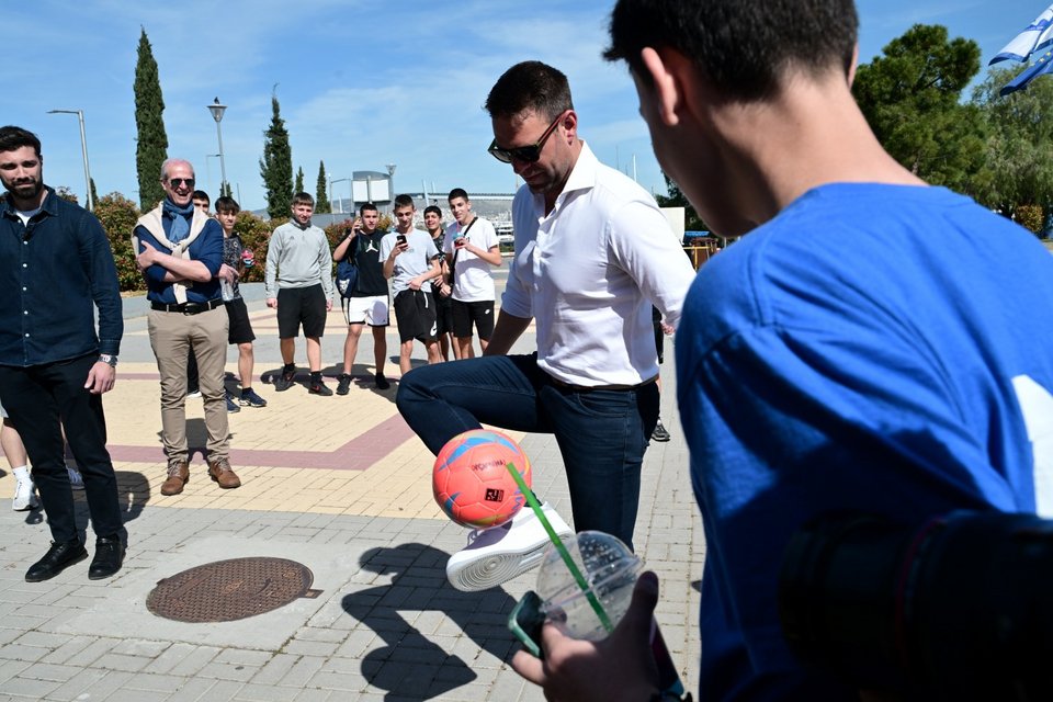 Ο Κασσελάκης έπαιξε πινγκ πονγκ, μπάντμιντον και μπάλα -Στο πανελλήνιο ...