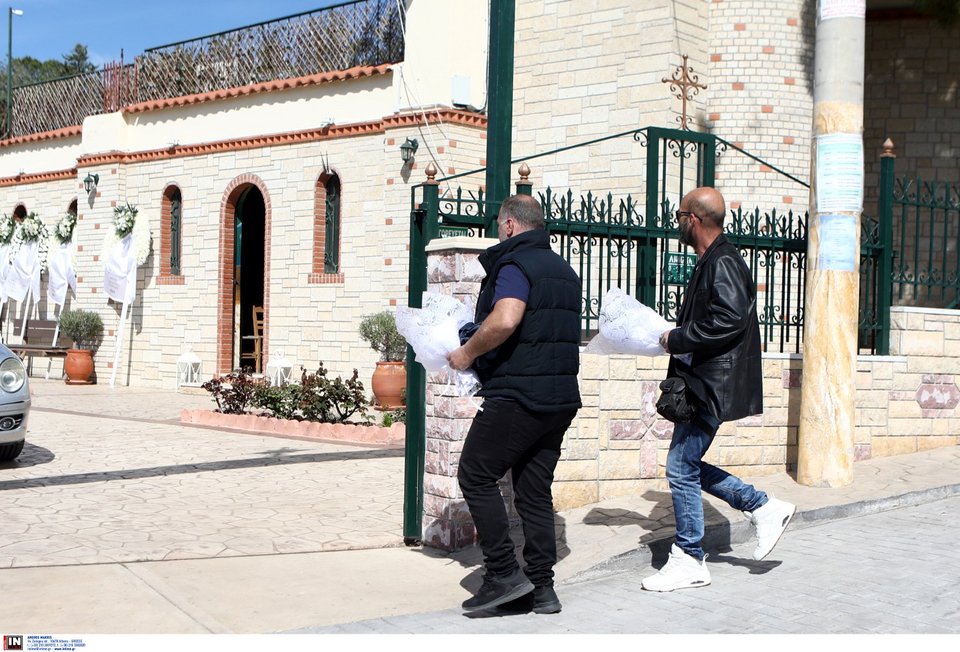 Σπαραγμός στην κηδεία της 28χρονης Κυριακής που δολοφονήθηκε έξω από το ...