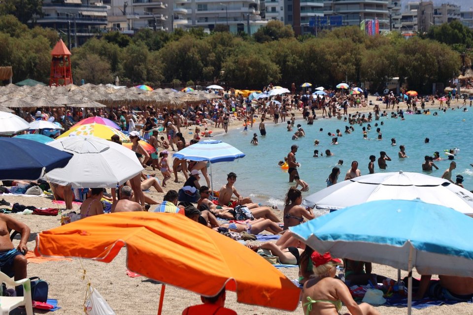 Γεμάτες οι παραλίες της Αττικής, στο «κόκκινο» οι δρόμοι που οδηγούν ...
