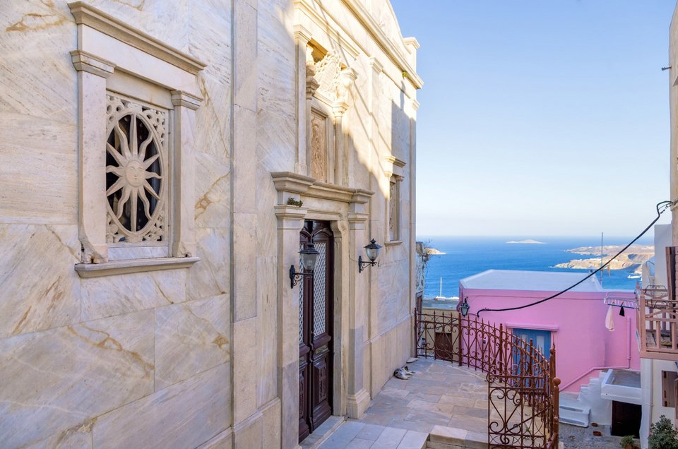 Στα στενά της Ανω Σύρου: Ενας γοητευτικός λαβύρινθος από Καθολικούς ...