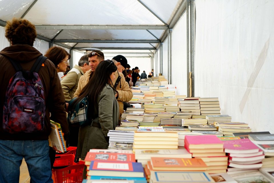 Αρχίζει το 28ο Παζάρι Βιβλίου: Χιλιάδες τίτλοι με 1 ευρώ, σε μια υπαίθρια στεγασμένη εγκατάσταση ...