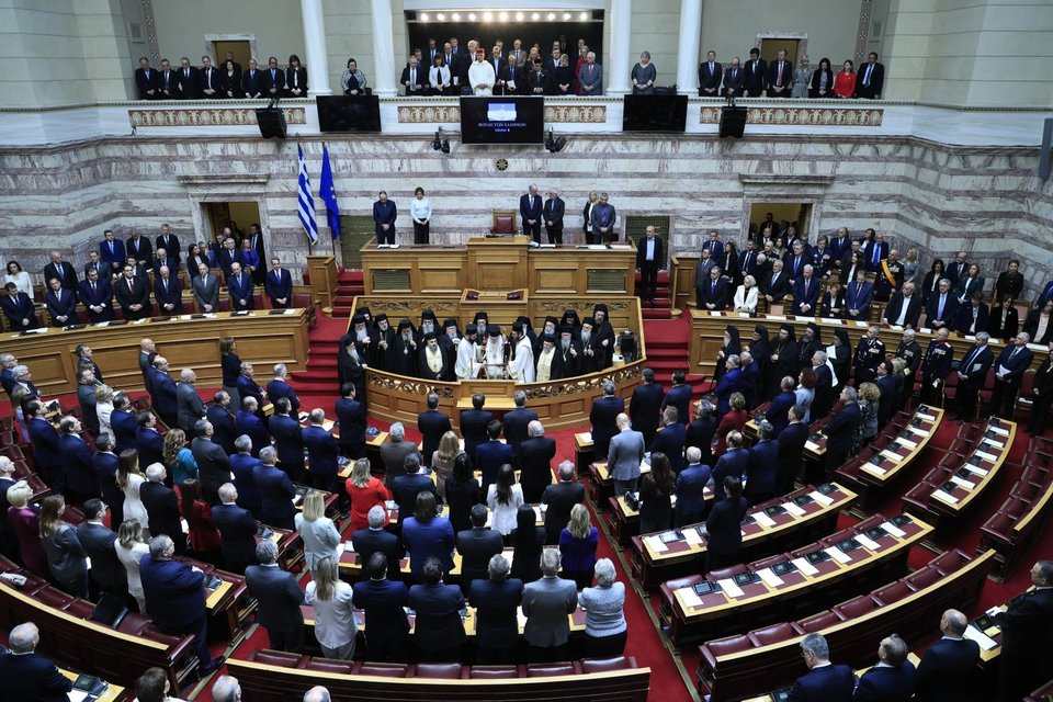 Ποια κόμματα και βουλευτές απείχαν από την ορκωμοσία Τασούλα [εικόνες ...