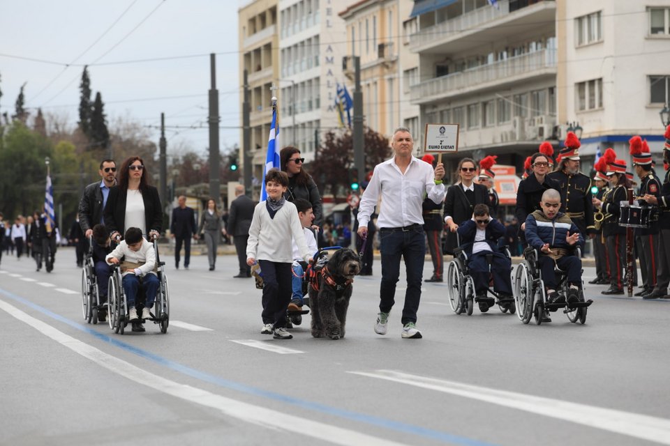 Εικόνες και βίντεο από τη μαθητική παρέλαση για την 25η Μαρτίου στο ...