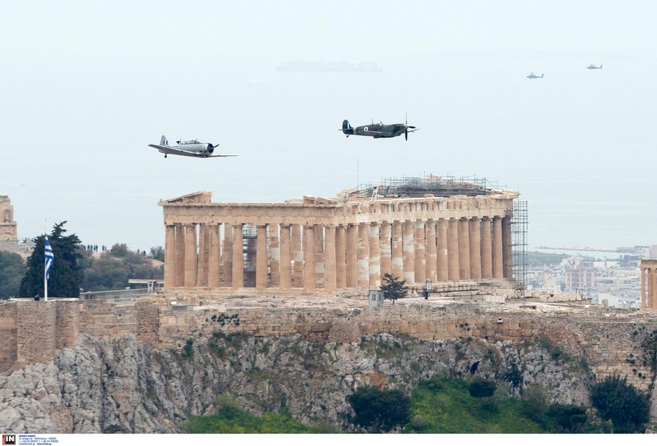 25η Μαρτίου: Εντυπωσιακές εικόνες με τα μαχητικά πάνω από την Ακρόπολη ...