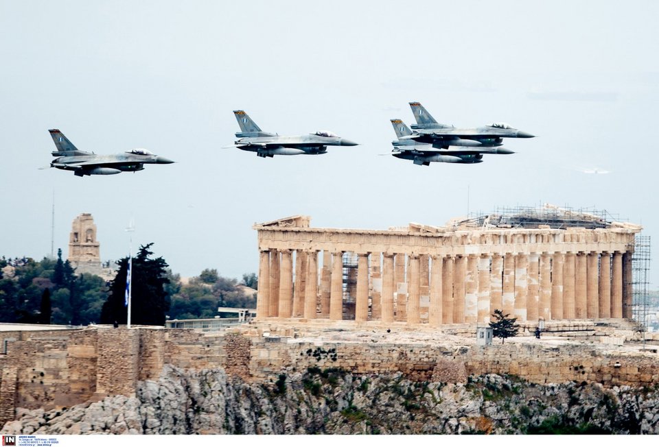 25η Μαρτίου: Εντυπωσιακές εικόνες με τα μαχητικά πάνω από την Ακρόπολη ...