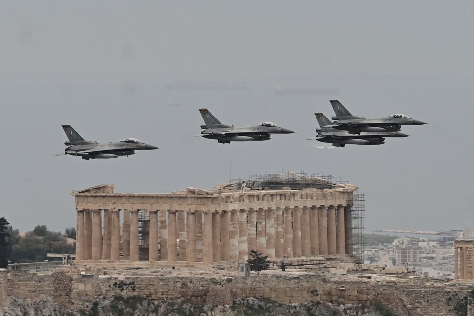 25η Μαρτίου: Εντυπωσιακές εικόνες με τα μαχητικά πάνω από την Ακρόπολη ...