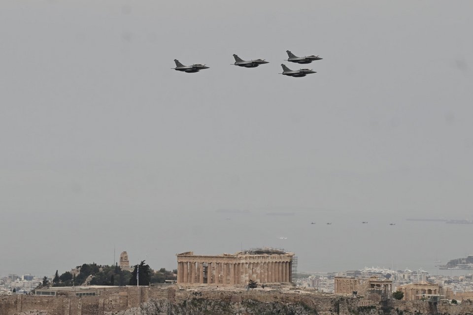 25η Μαρτίου: Εντυπωσιακές εικόνες με τα μαχητικά πάνω από την Ακρόπολη ...