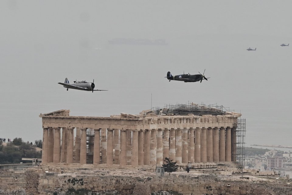 25η Μαρτίου: Εντυπωσιακές εικόνες με τα μαχητικά πάνω από την Ακρόπολη ...