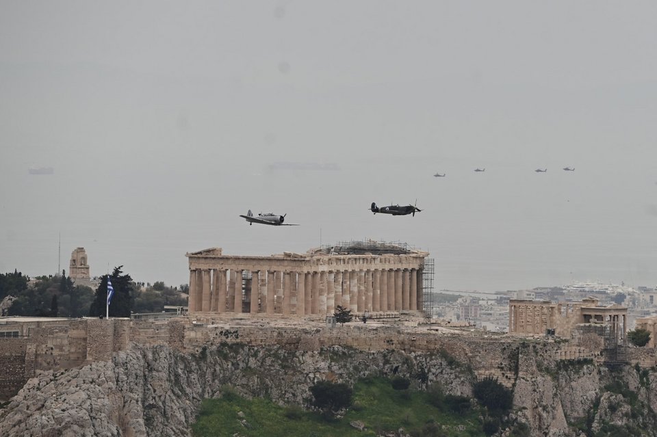 25η Μαρτίου: Εντυπωσιακές εικόνες με τα μαχητικά πάνω από την Ακρόπολη ...