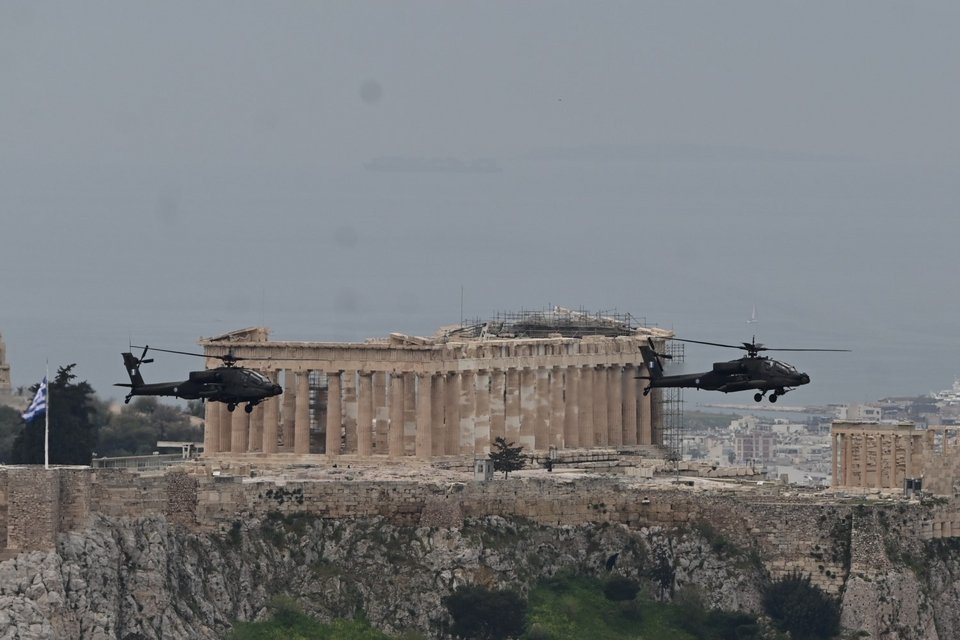 25η Μαρτίου: Εντυπωσιακές εικόνες με τα μαχητικά πάνω από την Ακρόπολη ...