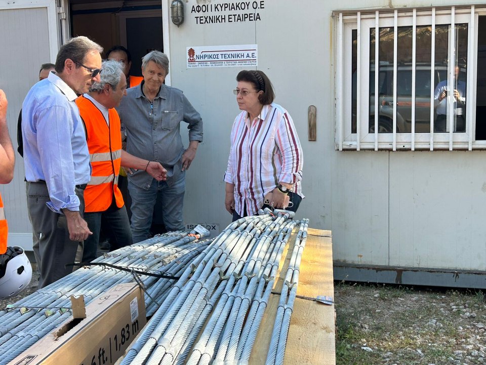 Μενδώνη στα έργα στους Δελφούς: Θωράκιση μνημείων και αναβάθμιση ...
