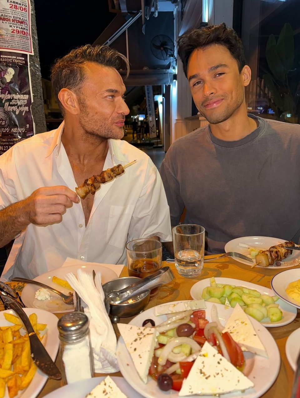 Ο Δημήτρης Γιαννέτος γιόρτασε τον αρραβώνα με τον σύντροφό του στην ...